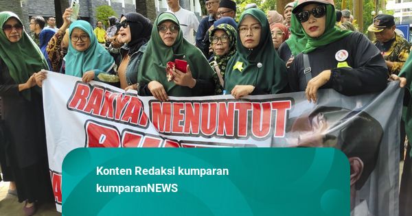 Massa TPUA hingga Amien Rais Datangi UGM, Pertanyakan Ijazah Jokowi | kumparan.com